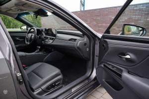 Grey Lexus ES 300 H 2024 in Marijampole, with an engine capacity of 2.49 L and mileage of 190 thousand km for 29950 €, photo 43 on AUTOMOTO.COM.LV