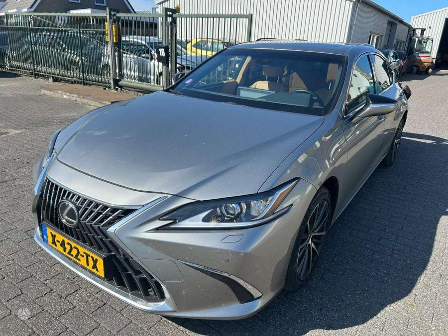 Grey Lexus ES 300 H 2024 in Prienai, with an engine capacity of 2.49 L and mileage of 84 thousand km for 23499 €, photo 1 on AUTOMOTO.COM.LV