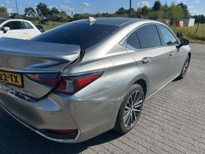 Grey Lexus ES 300 H 2024 in Prienai, with an engine capacity of 2.49 L and mileage of 84 thousand km for 23499 €, photo 7 on AUTOMOTO.COM.LV