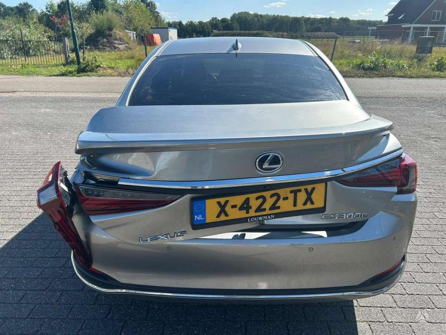 Grey Lexus ES 300 H 2024 in Prienai, with an engine capacity of 2.49 L and mileage of 84 thousand km for 23499 €, photo 8 on AUTOMOTO.COM.LV