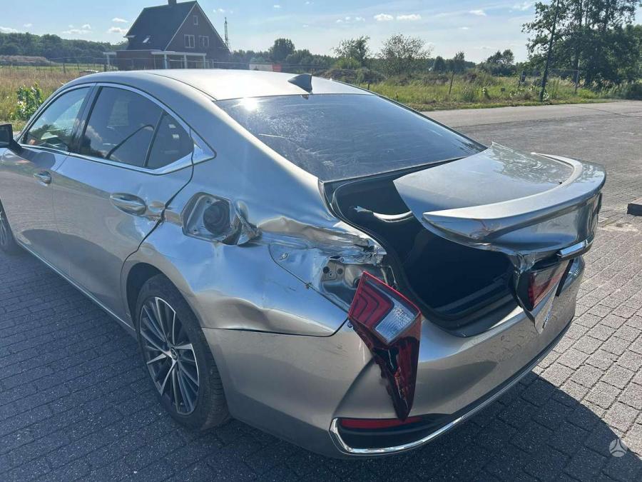 Grey Lexus ES 300 H 2024 in Prienai, with an engine capacity of 2.49 L and mileage of 84 thousand km for 23499 €, photo 18 on AUTOMOTO.COM.LV