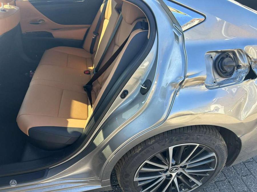 Grey Lexus ES 300 H 2024 in Prienai, with an engine capacity of 2.49 L and mileage of 84 thousand km for 23499 €, photo 19 on AUTOMOTO.COM.LV