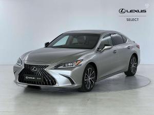 Pelēks Lexus ES 300 H 2024 Viļņa, ar dzinēja tilpumu 2.49 L un nobraukumu 63 tūkst. km par 42900 €, foto  vietnē AUTOMOTO.COM.LV