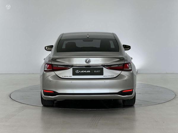 Grey Lexus ES 300 H 2024 in Vilnius, with an engine capacity of 2.49 L and mileage of 63 thousand km for 42900 €, photo 5 on AUTOMOTO.COM.LV
