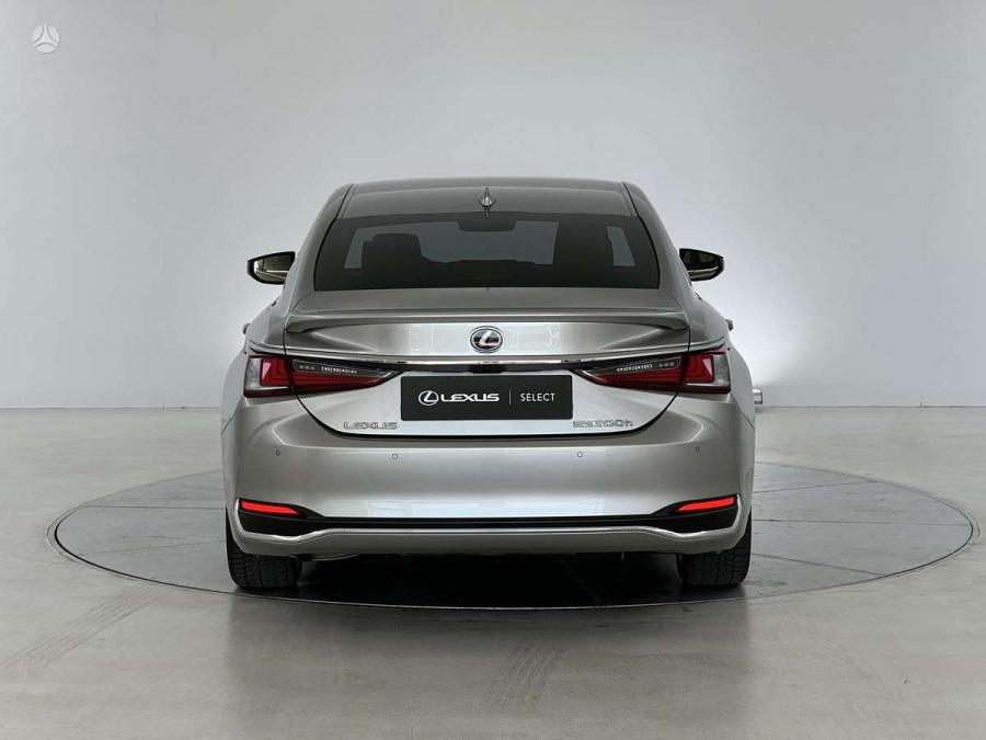 Grey Lexus ES 300 H 2024 in Vilnius, with an engine capacity of 2.49 L and mileage of 63 thousand km for 42900 €, photo 5 on AUTOMOTO.COM.LV