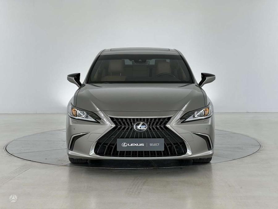 Grey Lexus ES 300 H 2024 in Vilnius, with an engine capacity of 2.49 L and mileage of 63 thousand km for 42900 €, photo 6 on AUTOMOTO.COM.LV