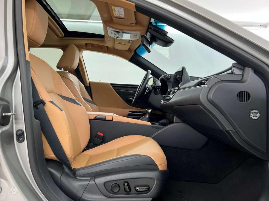 Grey Lexus ES 300 H 2024 in Vilnius, with an engine capacity of 2.49 L and mileage of 63 thousand km for 42900 €, photo 7 on AUTOMOTO.COM.LV