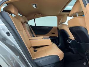 Grey Lexus ES 300 H 2024 in Vilnius, with an engine capacity of 2.49 L and mileage of 63 thousand km for 42900 €, photo 8 on AUTOMOTO.COM.LV