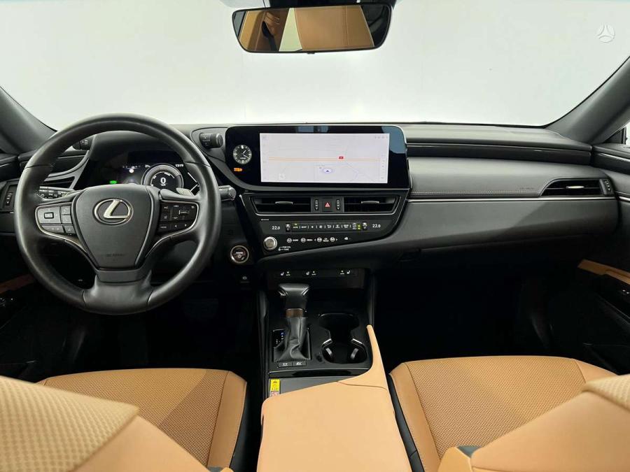 Grey Lexus ES 300 H 2024 in Vilnius, with an engine capacity of 2.49 L and mileage of 63 thousand km for 42900 €, photo 9 on AUTOMOTO.COM.LV