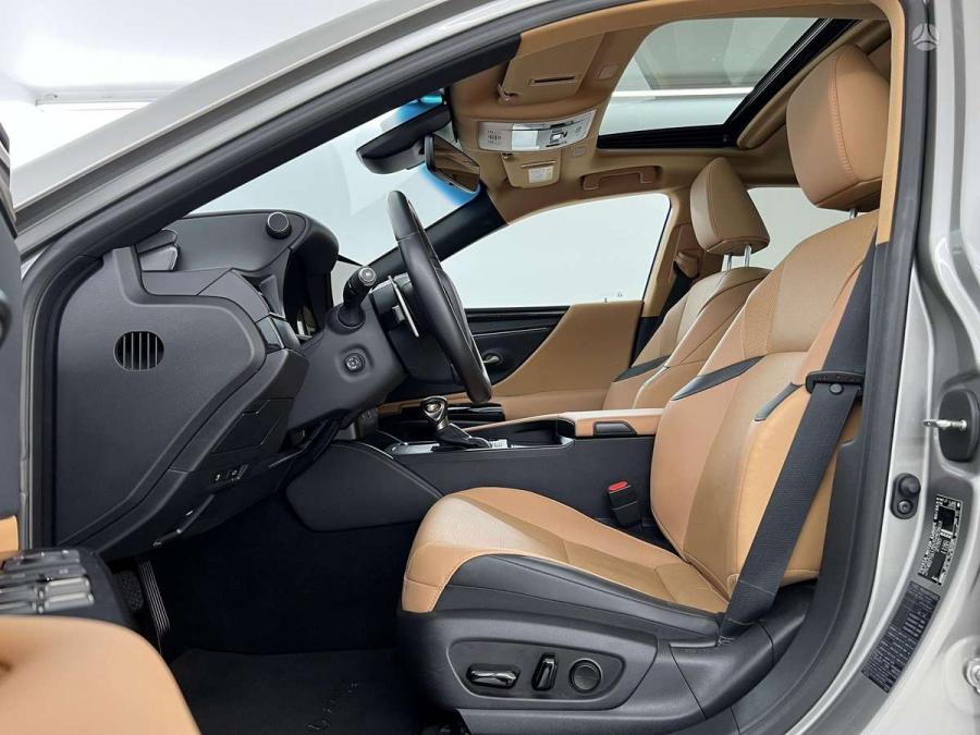 Grey Lexus ES 300 H 2024 in Vilnius, with an engine capacity of 2.49 L and mileage of 63 thousand km for 42900 €, photo 12 on AUTOMOTO.COM.LV