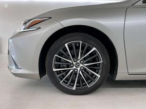 Grey Lexus ES 300 H 2024 in Vilnius, with an engine capacity of 2.49 L and mileage of 63 thousand km for 42900 €, photo 16 on AUTOMOTO.COM.LV