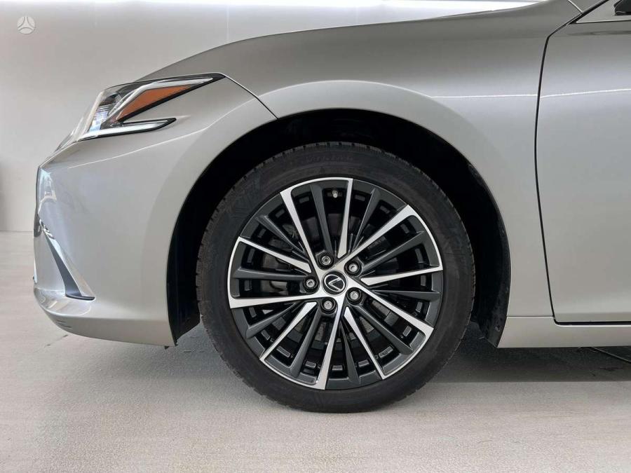 Grey Lexus ES 300 H 2024 in Vilnius, with an engine capacity of 2.49 L and mileage of 63 thousand km for 42900 €, photo 16 on AUTOMOTO.COM.LV