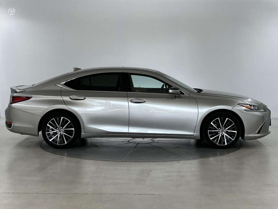Grey Lexus ES 300 H 2024 in Vilnius, with an engine capacity of 2.49 L and mileage of 63 thousand km for 42900 €, photo 17 on AUTOMOTO.COM.LV