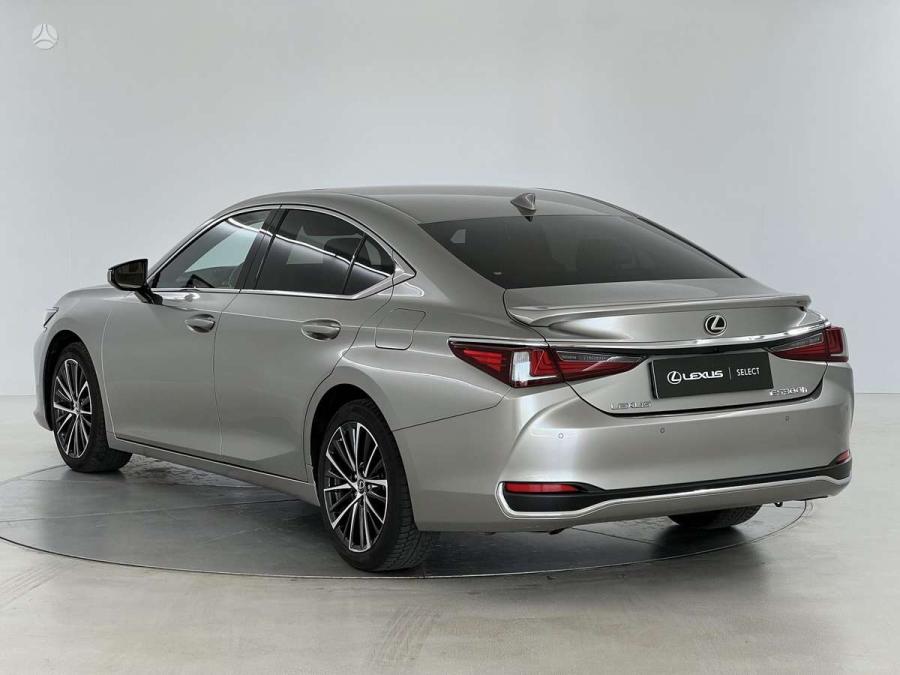 Grey Lexus ES 300 H 2024 in Vilnius, with an engine capacity of 2.49 L and mileage of 63 thousand km for 42900 €, photo 18 on AUTOMOTO.COM.LV