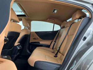 Grey Lexus ES 300 H 2024 in Vilnius, with an engine capacity of 2.49 L and mileage of 63 thousand km for 42900 €, photo 20 on AUTOMOTO.COM.LV