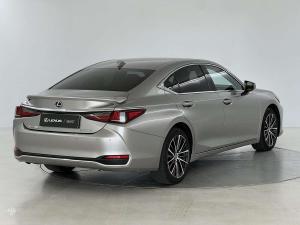 Grey Lexus ES 300 H 2024 in Vilnius, with an engine capacity of 2.49 L and mileage of 63 thousand km for 42900 €, photo 21 on AUTOMOTO.COM.LV