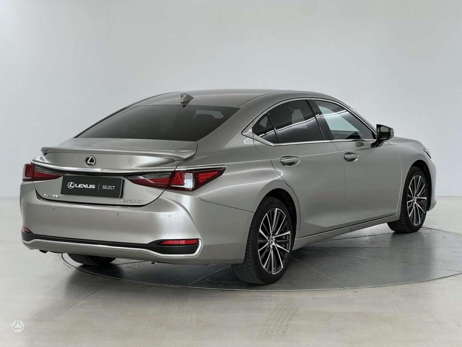Grey Lexus ES 300 H 2024 in Vilnius, with an engine capacity of 2.49 L and mileage of 63 thousand km for 42900 €, photo 21 on AUTOMOTO.COM.LV