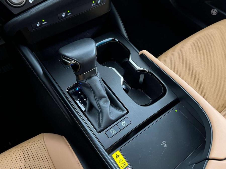 Grey Lexus ES 300 H 2024 in Vilnius, with an engine capacity of 2.49 L and mileage of 63 thousand km for 42900 €, photo 25 on AUTOMOTO.COM.LV
