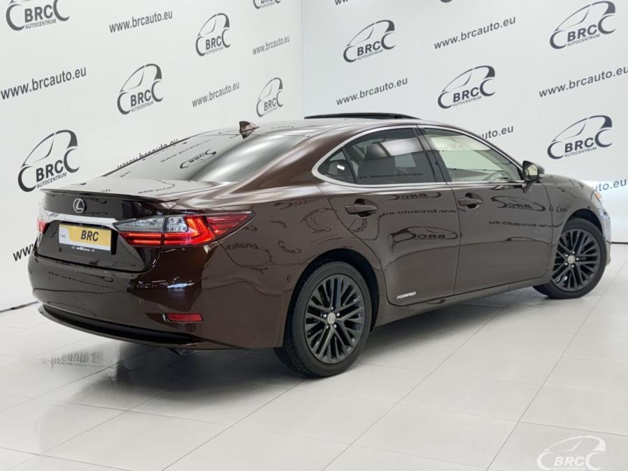 Lexus ES 300 H 2016 in Vilnius, with an engine capacity of 2.50 L and mileage of 122 thousand km for 18000 €, photo 3 on AUTOMOTO.COM.LV