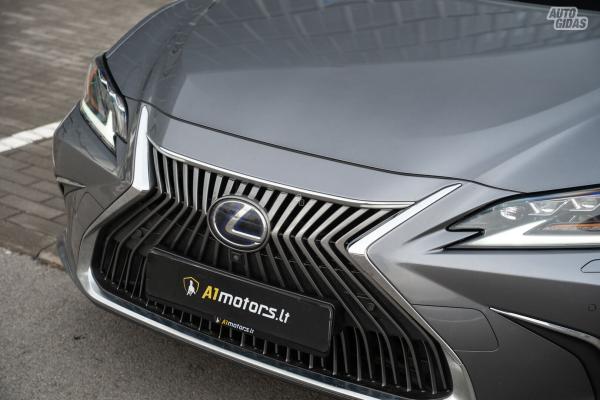 Lexus ES 300 H 2019 in Vilnius, with an engine capacity of 0.00 L and mileage of 114 thousand km for 29950 €, photo 4 on AUTOMOTO.COM.LV
