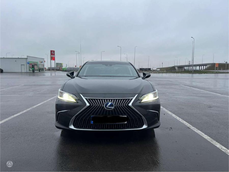 Lexus ES 300 H 2021 in Kaunas, with an engine capacity of 2.50 L and mileage of 260 thousand km for 17500 €, photo 4 on AUTOMOTO.COM.LV