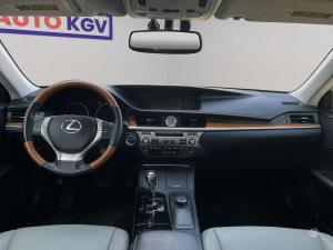 White Lexus ES 300 H 2013 in Vilnius, with an engine capacity of 0.00 L and mileage of 175 thousand km for 12799 €, photo 14 on AUTOMOTO.COM.LV