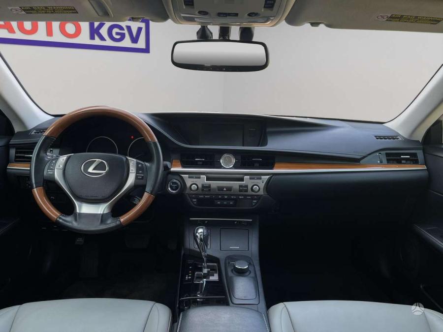 White Lexus ES 300 H 2013 in Vilnius, with an engine capacity of 0.00 L and mileage of 175 thousand km for 12799 €, photo 14 on AUTOMOTO.COM.LV