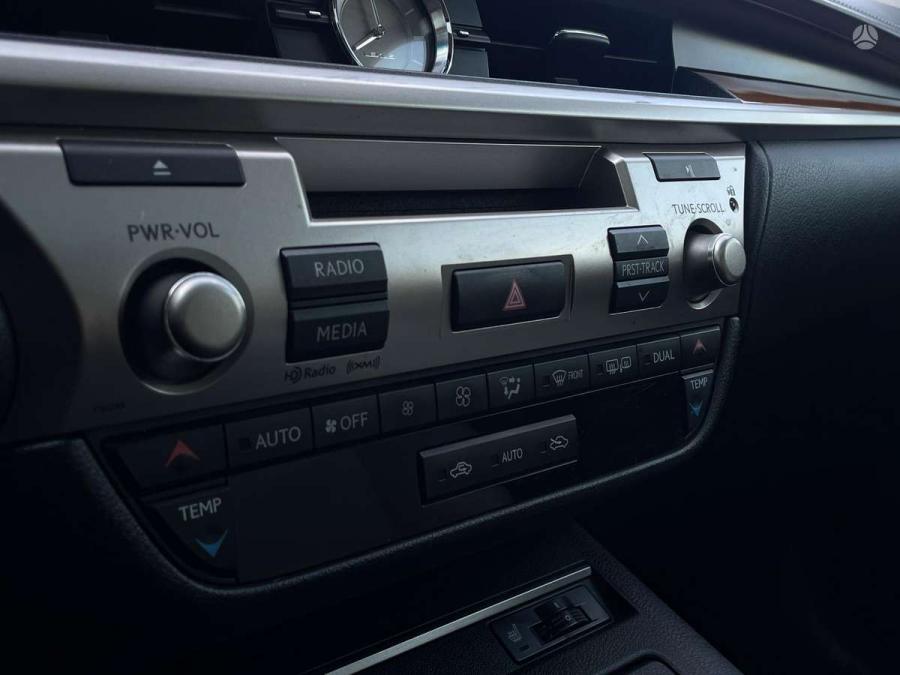 White Lexus ES 300 H 2013 in Vilnius, with an engine capacity of 0.00 L and mileage of 175 thousand km for 12799 €, photo 17 on AUTOMOTO.COM.LV