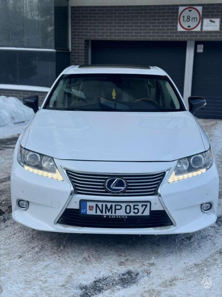 White Lexus ES 300 H 2014 in Vilnius, with an engine capacity of 2.49 L and mileage of 178 thousand km for 13450 €, photo 1 on AUTOMOTO.COM.LV