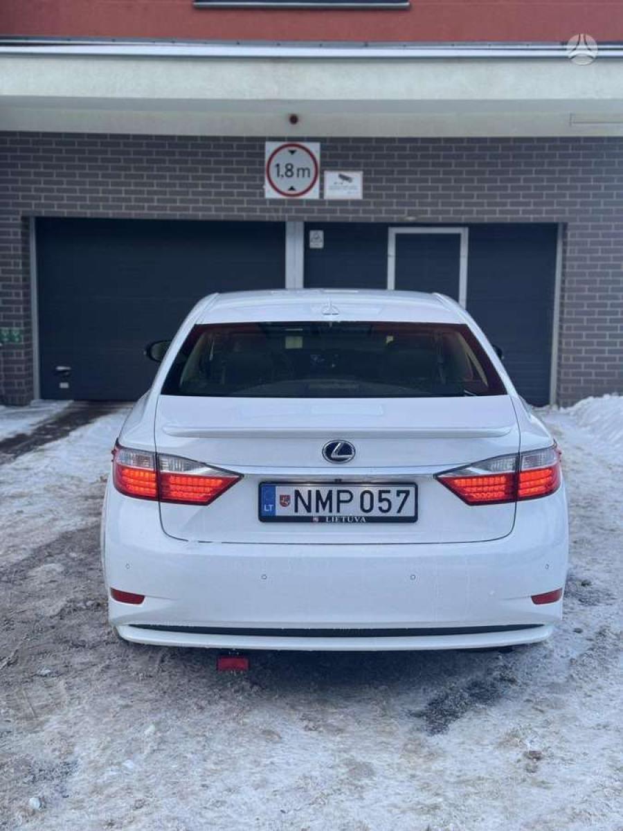 White Lexus ES 300 H 2014 in Vilnius, with an engine capacity of 2.49 L and mileage of 178 thousand km for 13450 €, photo 5 on AUTOMOTO.COM.LV