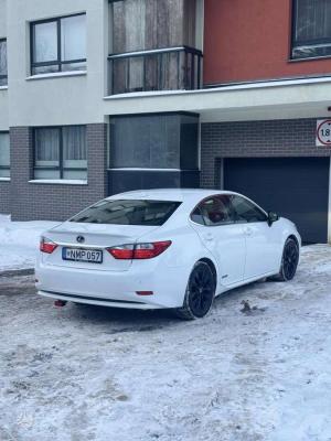 White Lexus ES 300 H 2014 in Vilnius, with an engine capacity of 2.49 L and mileage of 178 thousand km for 13450 €, photo 6 on AUTOMOTO.COM.LV