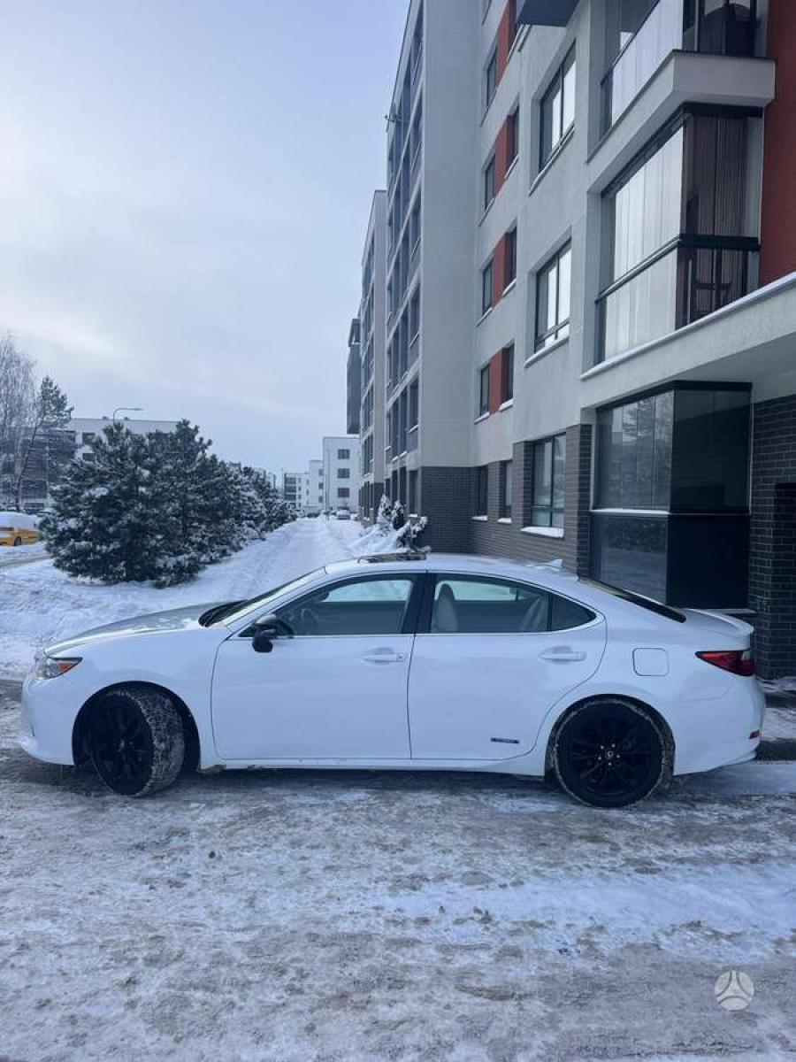 White Lexus ES 300 H 2014 in Vilnius, with an engine capacity of 2.49 L and mileage of 178 thousand km for 13450 €, photo 8 on AUTOMOTO.COM.LV