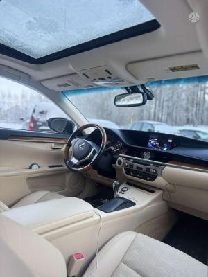 White Lexus ES 300 H 2014 in Vilnius, with an engine capacity of 2.49 L and mileage of 178 thousand km for 13450 €, photo 12 on AUTOMOTO.COM.LV