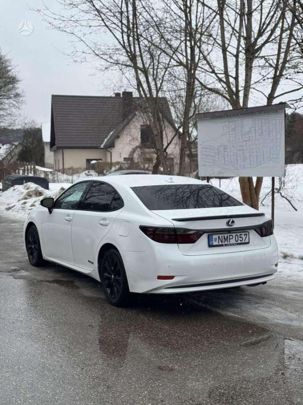 White Lexus ES 300 H 2015 in Vilnius, with an engine capacity of 2.50 L and mileage of 178 thousand km for 13450 €, photo 4 on AUTOMOTO.COM.LV