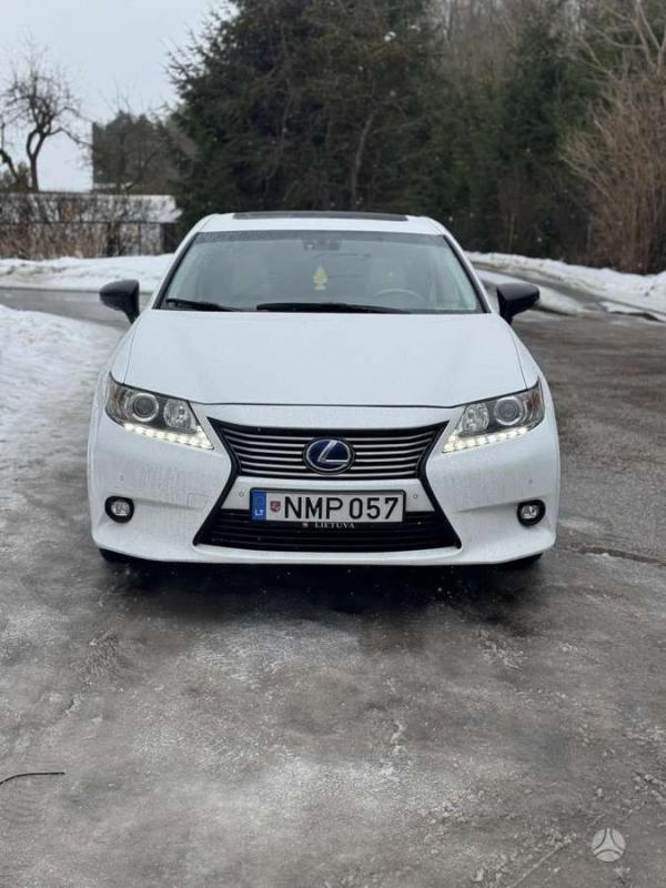 White Lexus ES 300 H 2015 in Vilnius, with an engine capacity of 2.50 L and mileage of 178 thousand km for 13450 €, photo 5 on AUTOMOTO.COM.LV