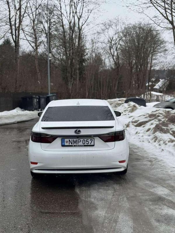 White Lexus ES 300 H 2015 in Vilnius, with an engine capacity of 2.50 L and mileage of 178 thousand km for 13450 €, photo 6 on AUTOMOTO.COM.LV