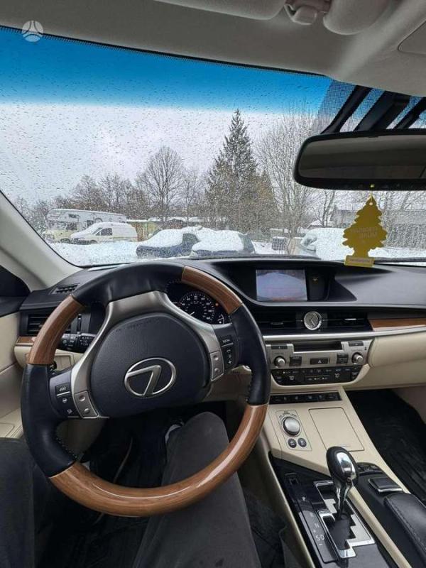 White Lexus ES 300 H 2015 in Vilnius, with an engine capacity of 2.50 L and mileage of 178 thousand km for 13450 €, photo 8 on AUTOMOTO.COM.LV