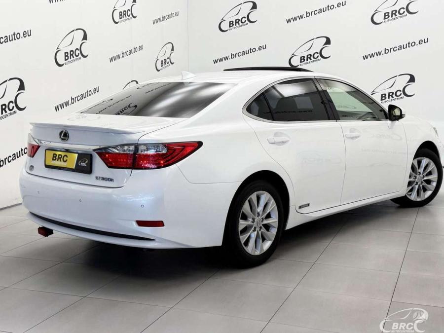 White Lexus ES 300 H 2015 in Vilnius, with an engine capacity of 2.49 L and mileage of 161 thousand km for 11900 €, photo 4 on AUTOMOTO.COM.LV