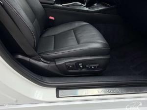 White Lexus ES 300 H 2015 in Vilnius, with an engine capacity of 2.49 L and mileage of 161 thousand km for 11900 €, photo 8 on AUTOMOTO.COM.LV