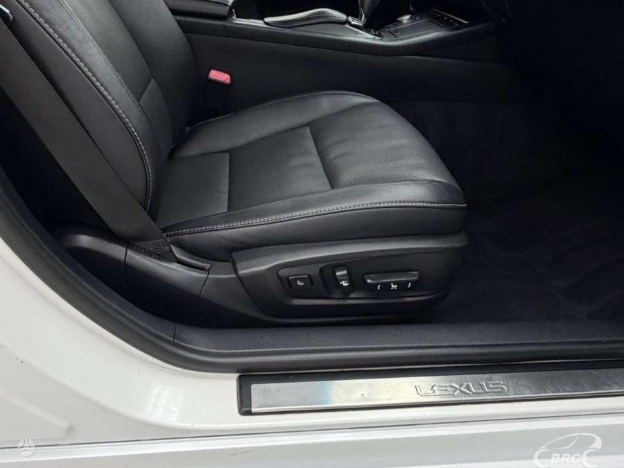 White Lexus ES 300 H 2015 in Vilnius, with an engine capacity of 2.49 L and mileage of 161 thousand km for 11900 €, photo 8 on AUTOMOTO.COM.LV