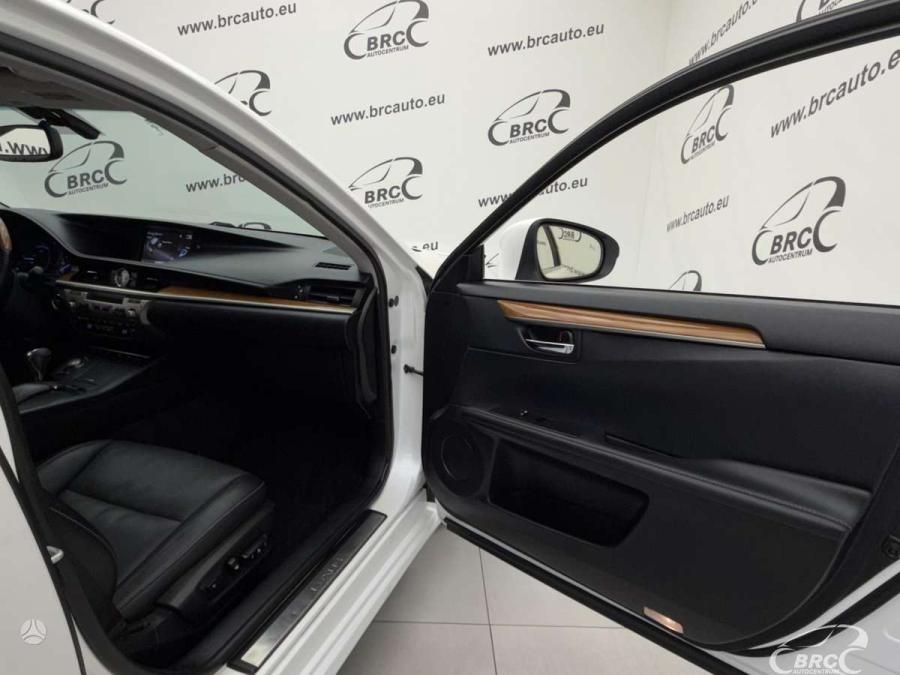 White Lexus ES 300 H 2015 in Vilnius, with an engine capacity of 2.49 L and mileage of 161 thousand km for 11900 €, photo 10 on AUTOMOTO.COM.LV