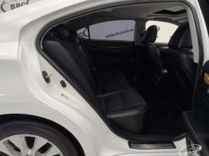 White Lexus ES 300 H 2015 in Vilnius, with an engine capacity of 2.49 L and mileage of 161 thousand km for 11900 €, photo 12 on AUTOMOTO.COM.LV