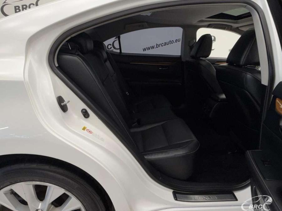White Lexus ES 300 H 2015 in Vilnius, with an engine capacity of 2.49 L and mileage of 161 thousand km for 11900 €, photo 12 on AUTOMOTO.COM.LV