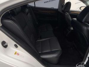 White Lexus ES 300 H 2015 in Vilnius, with an engine capacity of 2.49 L and mileage of 161 thousand km for 11900 €, photo 13 on AUTOMOTO.COM.LV