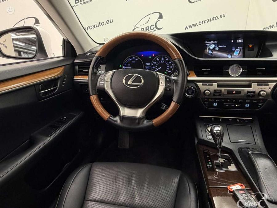 White Lexus ES 300 H 2015 in Vilnius, with an engine capacity of 2.49 L and mileage of 161 thousand km for 11900 €, photo 15 on AUTOMOTO.COM.LV
