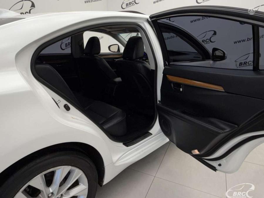 White Lexus ES 300 H 2015 in Vilnius, with an engine capacity of 2.49 L and mileage of 161 thousand km for 11900 €, photo 16 on AUTOMOTO.COM.LV