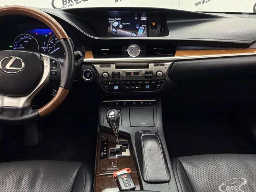 White Lexus ES 300 H 2015 in Vilnius, with an engine capacity of 2.49 L and mileage of 161 thousand km for 11900 €, photo 17 on AUTOMOTO.COM.LV