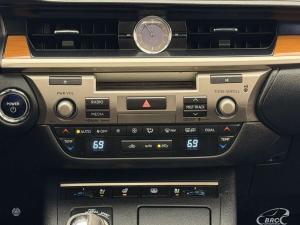 White Lexus ES 300 H 2015 in Vilnius, with an engine capacity of 2.49 L and mileage of 161 thousand km for 11900 €, photo 19 on AUTOMOTO.COM.LV