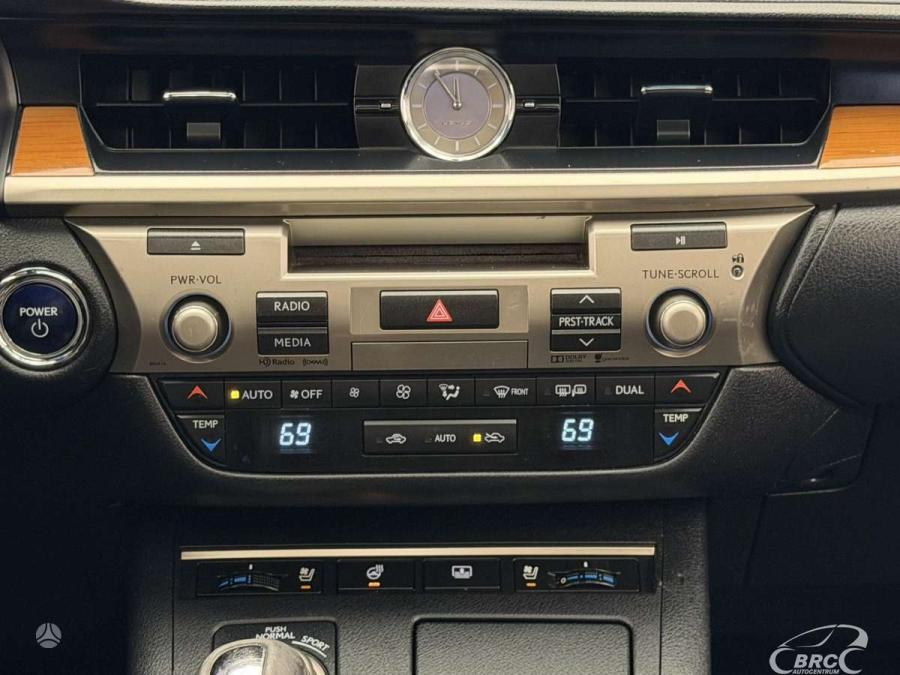 White Lexus ES 300 H 2015 in Vilnius, with an engine capacity of 2.49 L and mileage of 161 thousand km for 11900 €, photo 19 on AUTOMOTO.COM.LV