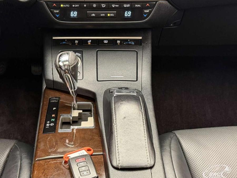 White Lexus ES 300 H 2015 in Vilnius, with an engine capacity of 2.49 L and mileage of 161 thousand km for 11900 €, photo 20 on AUTOMOTO.COM.LV